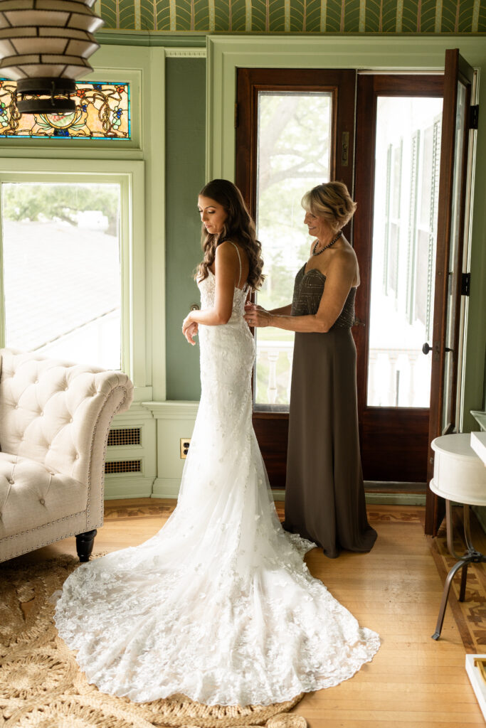 Summer Wedding at Oaks Manor | Tori & Tyler